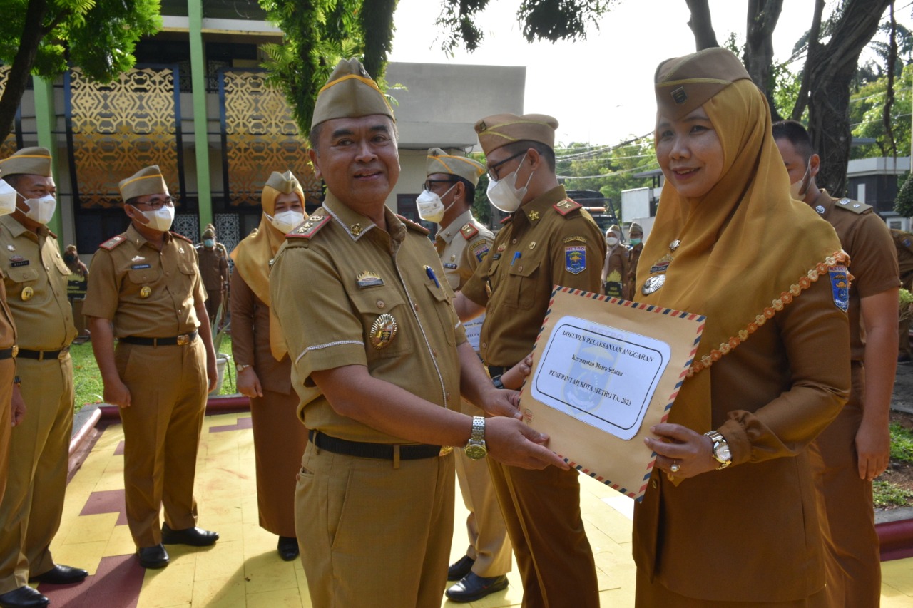 Apel Mingguan, Sekda Kota Metro Serahkan DPA-SKPD - PEMERINTAH KOTA METRO