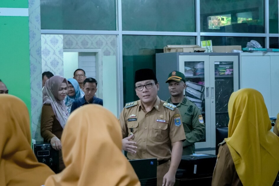 Sidak Hari Pertama Kerja Usai Hari Raya, dr. Wahdi Pastikan Pelayanan Berjalan Lancar ...